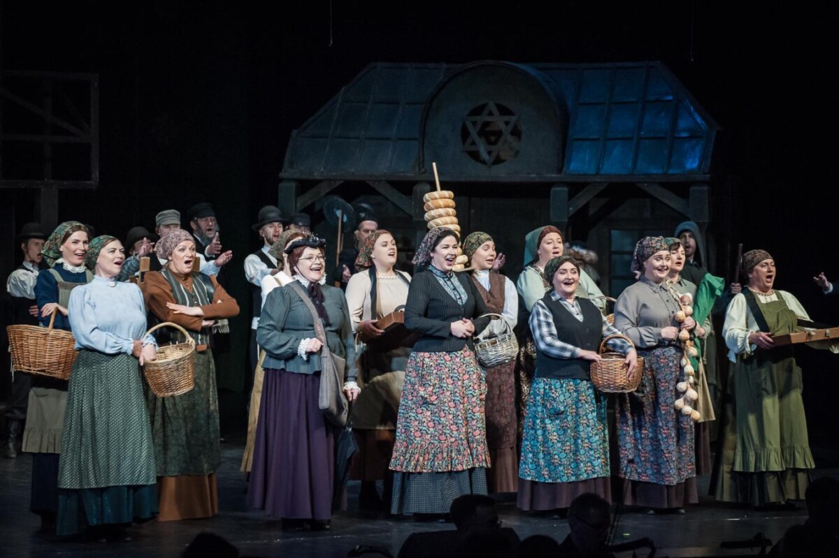 „Smuikininkas ant stogo“ – humanistinio užtaiso kupinas miuziklas vėl ...